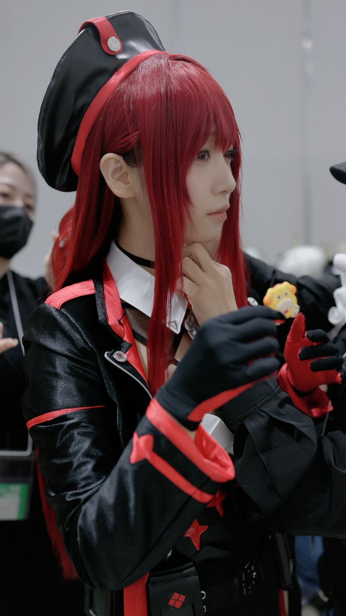 C105限定的SSR角色！伊織萌cos《勝利女神：妮姬》拉毗：小紅帽吸引瘋狂人潮聚集