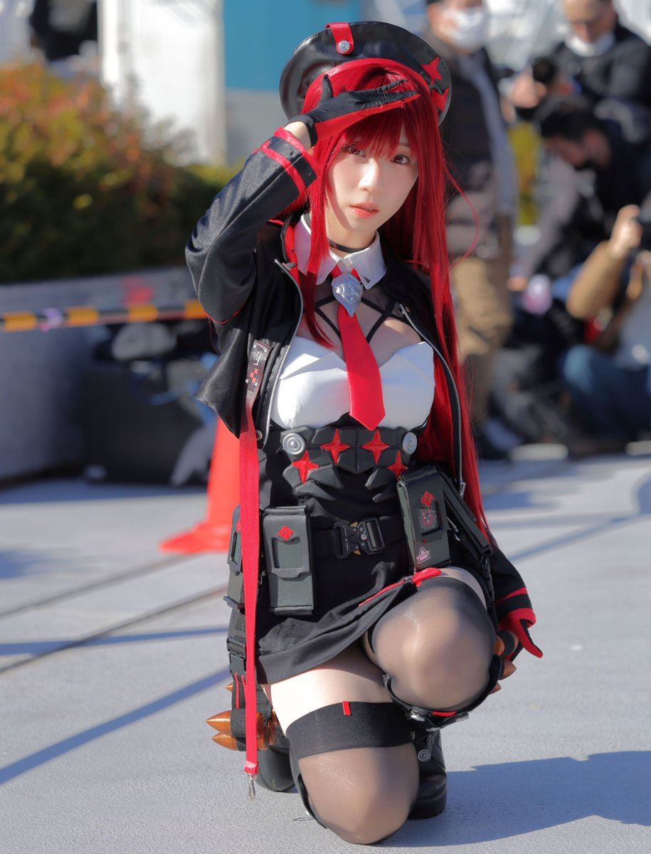 C105限定的SSR角色！伊織萌cos《勝利女神：妮姬》拉毗：小紅帽吸引瘋狂人潮聚集