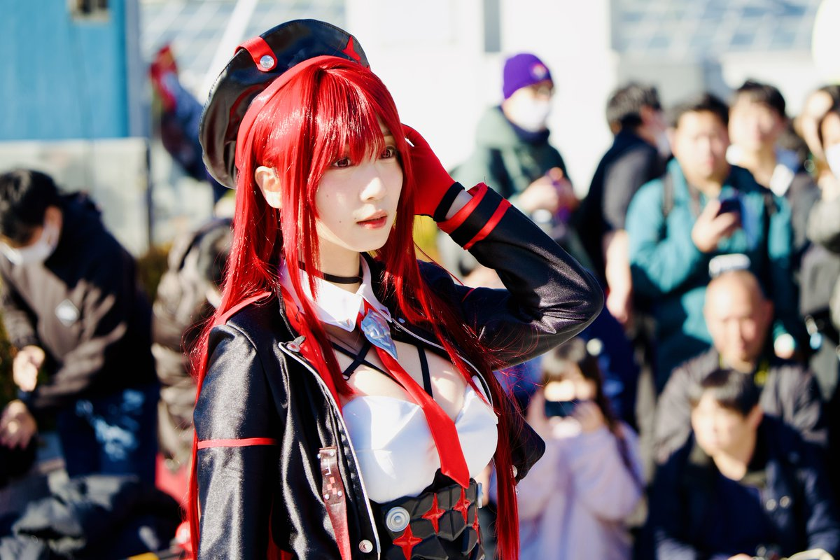 C105限定的SSR角色！伊織萌cos《勝利女神：妮姬》拉毗：小紅帽吸引瘋狂人潮聚集