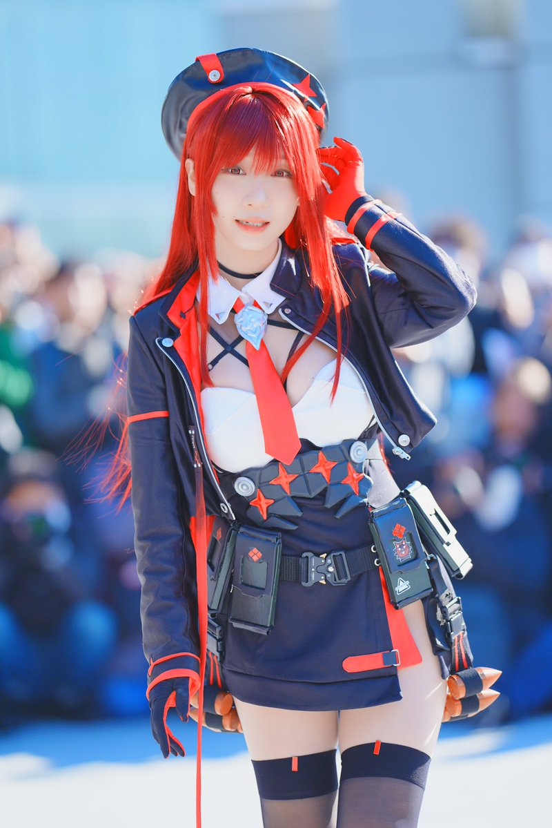 C105限定的SSR角色！伊織萌cos《勝利女神：妮姬》拉毗：小紅帽吸引瘋狂人潮聚集