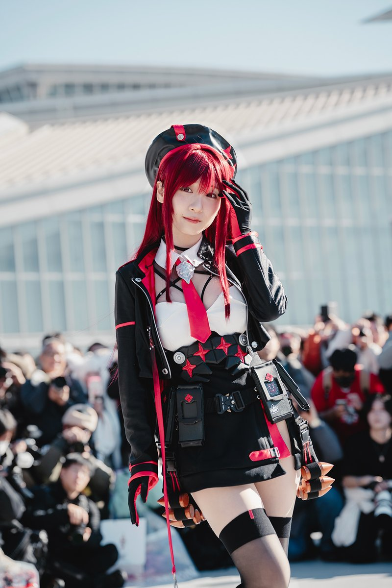 C105限定的SSR角色！伊織萌cos《勝利女神：妮姬》拉毗：小紅帽吸引瘋狂人潮聚集