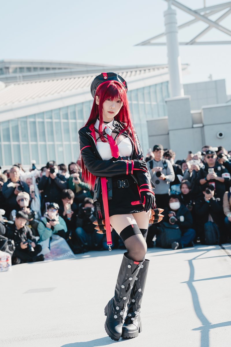 C105限定的SSR角色！伊織萌cos《勝利女神：妮姬》拉毗：小紅帽吸引瘋狂人潮聚集