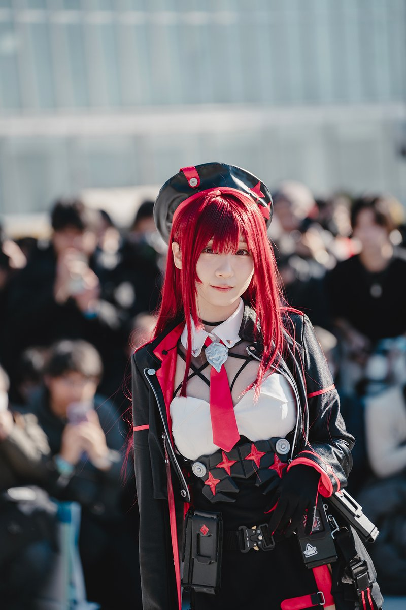 C105限定的SSR角色！伊織萌cos《勝利女神：妮姬》拉毗：小紅帽吸引瘋狂人潮聚集