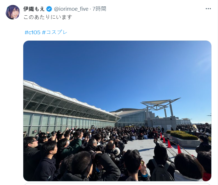 C105限定的SSR角色！伊織萌cos《勝利女神：妮姬》拉毗：小紅帽吸引瘋狂人潮聚集